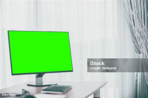 테이블 녹색 화면 모니터에 데스크톱 Pc와 사무실 액세서리와 함께 작업 영역 배경 0명에 대한 스톡 사진 및 기타 이미지 0명 검은색 공란 Istock