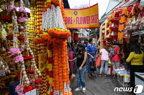 힌두교 축제 앞둔 싱가포르 시장 풍경 네이트 뉴스
