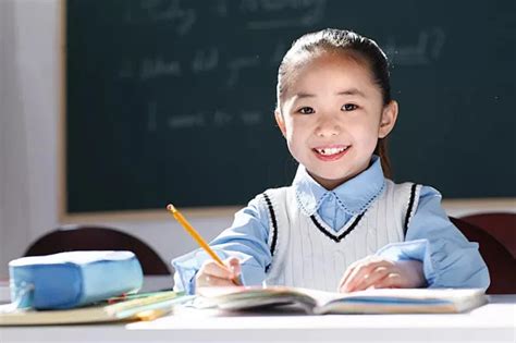 小学生在教室里写作业图片素材 花瓣网