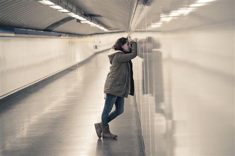 젊은 아름 다운 슬 프 고 절망적 인 히스패닉 여자 우울증 사려 하 고 학대와 폭력 우울증 정신 건강에 울고 지 하 터널 벽에