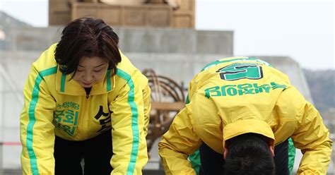 ‘초심·읍소 전략 광화문서 5번 큰절한 녹색정의당 다시 한 번 기회를”