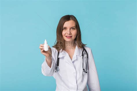药物和制药概念年轻的女医生或药剂师持有蓝色背高清图片下载 正版图片505549723 摄图网
