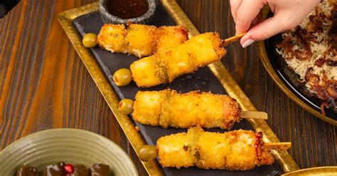 有关中东 中东美食 主菜 什錦的 传统菜 卓玛 口味浓郁 可信的 可口 可口的 大盤子 小点心 手 扑鼻 放縱 文化美食 木桌 梅兹 橄榄 橄欖油 炸串