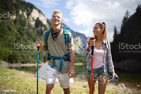야외에서 배낭을 들고 하이킹을 하는 웃는 친구들 여행 관광 하이킹 및 사람들 개념 가족에 대한 스톡 사진 및 기타 이미지 가족 걷기 관광 Istock
