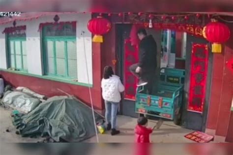 爸爸站三轮车上挂横幅没想到被儿子摆了一道 横幅 三轮车 儿子