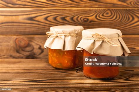 갈색 나무 배경에 맛있는 통조림 Lecho의 유리 항아리 측면도 항아리에 샐러드 건강한 생활방식에 대한 스톡 사진 및 기타 이미지 건강한 생활방식 건강한 식생활