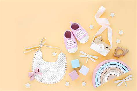 장난감 턱받이 양말 슬리퍼 및 노란색 배경에 신생아를위한 무지개 아기 물건과 액세서리 세트 플랫 레이 상단 뷰 0명에 대한 스톡 사진 및 기타 이미지 Istock