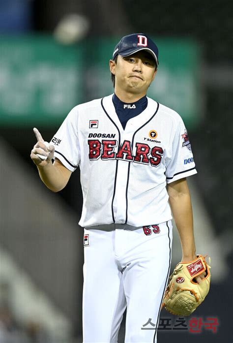 12년만 베어스 신인왕 중고신인 정철원 신인 최다 홀드로 최고 샛별 등극 Kbo 시상식
