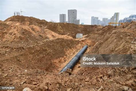 건설 현장에 외부 하수 시스템을 배치하기위한 하수도 파이프 다층 건물을 위한 위생 배수 시스템 민간 인프라 파이프 수도 및 폭풍 하수구 0명에 대한 스톡 사진 및 기타