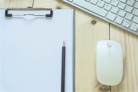 복사 공간으로 사무실 책상입니다 디지털 장치 무선 키보드와 마우스 메모장와 커피 한잔 사무실 테이블에 귀하의 제품에 적용할 수