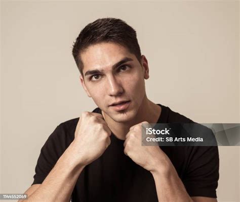 논쟁 또는 싸움을가지고 방어 태세에서 분노를 찾고 화난 얼굴로 매력적인 젊은 남자의 초상화를 닫습니다 중립 배경에 고립 사람