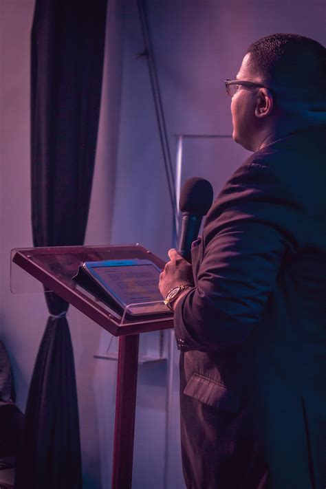 간부 격식있는 옷차림 경력 관찰 교육 권한 부여 기업 기업가 낭독 자 다양성 대중 연설 동기부여 연설 리더십 마이크로폰 멘토링 보라색 블레이저