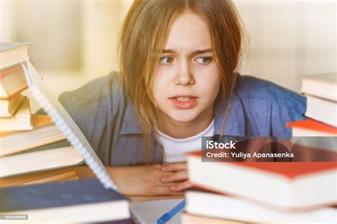 시험 시험 준비에 책과 하드 학습의 피곤 스트레스 대학생 압도 고등학교 사춘기 소녀 어려운 연구 또는 너무 많은 숙제 소진 벼 락 공부 개념 공부에 대한 스톡 사진 및 기타