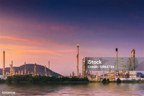 전력 및 에너지에 황혼의 일몰 엔지니어링 석유 산업의 공장 석유와 가스 정제 제조 공장 석유화학 또는 화학 증 류 과정 건물의 풍경입니다 0명에 대한 스톡 사진 및 기타