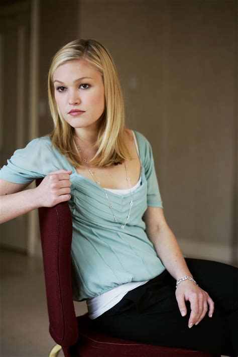 Julia Stiles Sitting In A Chair Julia Stiles Short Hair Julia Stiles