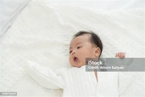 하얀 침대에 담요를 깔고 자고 있는 갓 태어난 아기의 모습 하얀 침대에 누워 있는 아기 아시아 신생아가 자고 있다 아시아 유아 1개월에 대한 스톡 사진 및 기타 이미지