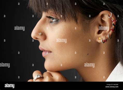 Extreme Face Piercing Woman Fotos Und Bildmaterial In Hoher Auflösung
