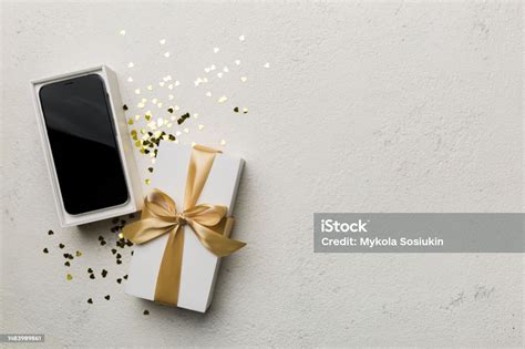 골드 리본과 스마트폰이 있는 기프트 박스를 컬러 배경 상단 보기로 오픈했습니다 빈 오픈 박스 포장 모형 디자인템플릿 브랜딩 모형 0명에 대한 스톡 사진 및 기타 이미지