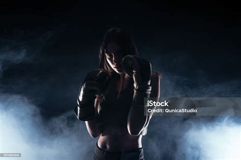 복싱 장갑을 낀 여성 모델의 배경에 흰색 연기가 있는 실루엣 초상화 권투 스포츠에 대한 스톡 사진 및 기타 이미지 권투