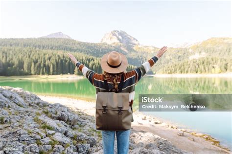 활동적인 여자와 함께 배낭 솔로 여행 나무가 우거진 산 배경에 호수 근처 벽지 건강한 생활방식에 대한 스톡 사진 및 기타 이미지 건강한 생활방식 걷기 경관 Istock