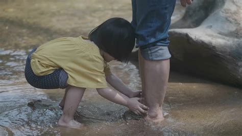 1366 Mother Daughter Feet Stock Videos Footage And 4k Video Clips