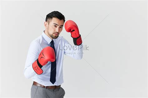 권투 장갑을 끼고 비즈니스 남자 사진 무료 다운로드 Lovepik