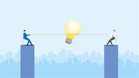 사업 아이디어 경쟁 개념입니다 상사 대 직원 사업가들은 회의에서 큰 전구를 위해 밧줄을 당깁니다 사무실 직장에서 갈등 브레인 스토밍 열심히 일하고 경쟁하고 경쟁하고