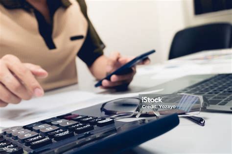 사무실 재무 관리자 작업 개념의 비즈니스 및 금융 투자 용 남자 집에서 비용 및 하 고 금융에 대 한 계산 가리키기에 대한 스톡 사진 및 기타 이미지 Istock