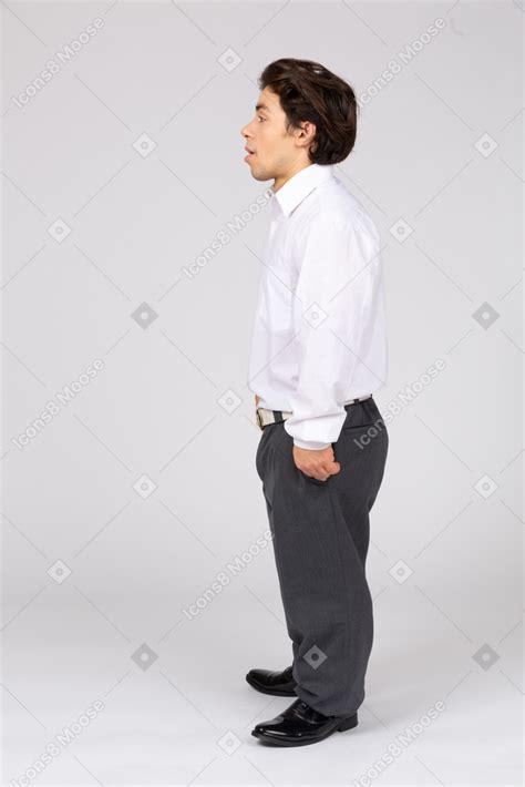 양복을 입은 말하는 남자의 옆모습 사진