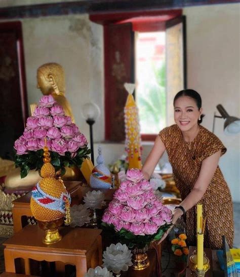 Photo Gallery คนดังสายบุญ “ปภัสรา เตชะไพบูลย์” ชวนซื้อ “ดอกเข้าพรรษา” ถวายพระ