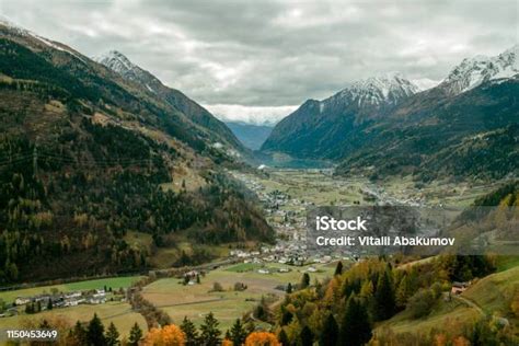 스위스의 계곡에 기차에서 아름 다운 전망 스위스의 마을 사이에 있는 작은 마을과 호수 여행의 모험 가을의 아름 다운 자연 유럽 여행 0명에 대한 스톡 사진 및 기타 이미지