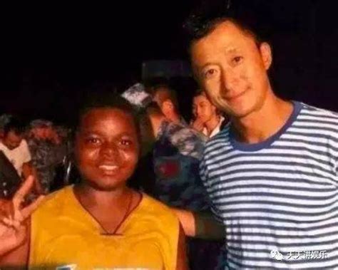 心术不正！吴京“干儿子”膨胀了，开敞篷跑车街头炫富，还向吴京提要求肯尼迪