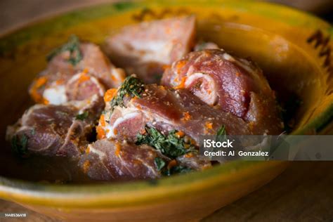 파차 망카 의식에서는 양고기 알파카 돼지 고기 및 쇠고기가 요리됩니다 또한 다양한 괴경과 야채 모두 뜨거운 돌 아래에 있고 지구로 덮여 있습니다 0명에 대한 스톡 사진 및