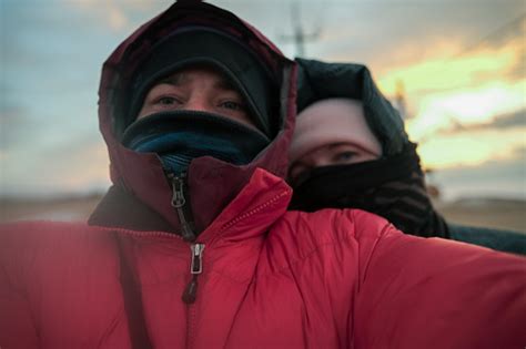 겨울 관광객 소년과 소녀 따뜻하게 옷을 입고 올콘 섬에 스카프에 싸여 2명에 대한 스톡 사진 및 기타 이미지 2명 30 34세 3월 Istock