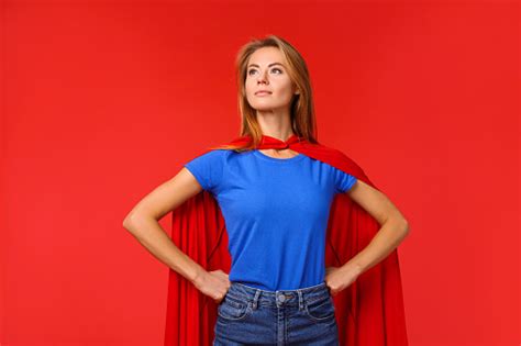 빨간색 배경에 슈퍼 히어로 케이프를 착용 한 자신감있는 여성 초영웅에 대한 스톡 사진 및 기타 이미지 초영웅 여자 30