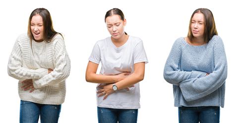 흰색 위에 겨울 스웨터를 입고 아름 다운 소녀의 콜라주 고립 속에 손으로 배경 때문에 구역 질 고통 스러운 질병 기분이 나쁘다 통증 개념입니다 갈색 머리에 대한 스톡 사진