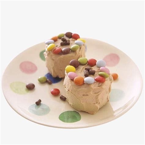 케이크와 캔디가 담긴 접시 위의 두 조각의 케이크