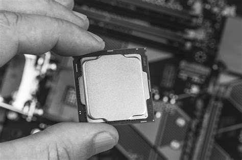 배경 마더보드 근접 촬영 평면도 흑백 사진에 데스크탑 프로세서 8 세대를 조롱 하는 사람이 들고 손가락 Cpu에 대한 스톡 사진