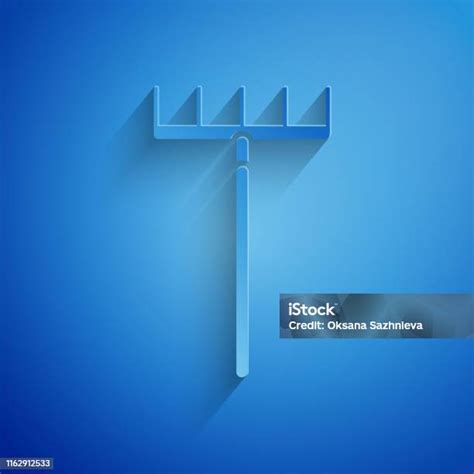 파란색 배경에 고립 된 종이 컷 정원 레이크 아이콘 원예 농업 농업을위한 도구 지상 경작자 하우스 키핑 장비 종이 아트 스타일입니다 벡터 일러스트레이션 갈퀴에 대한 스톡