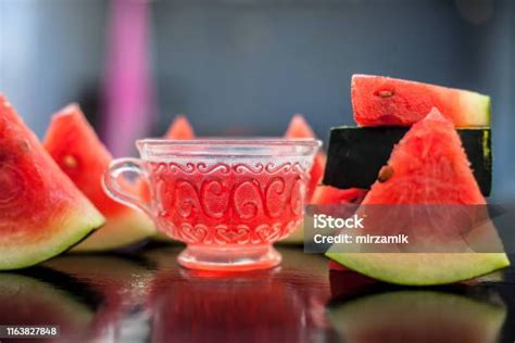 수박의 삼각형 조각과 함께 나무 표면에 투명 유리 컵에 수박 씨앗의 과일 얼음 차 0명에 대한 스톡 사진 및 기타 이미지 0명 과일 냉동된 Istock