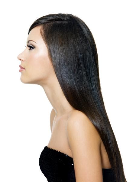 زن زیبا با رنگ های قهوه ای صاف و بلند جدا شده در پس زمینه سفید پرتره پروفایل 1580655