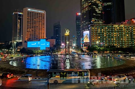 Foto Serunya Warga Jakarta Habiskan Malam Di Anjungan Bundaran Hi
