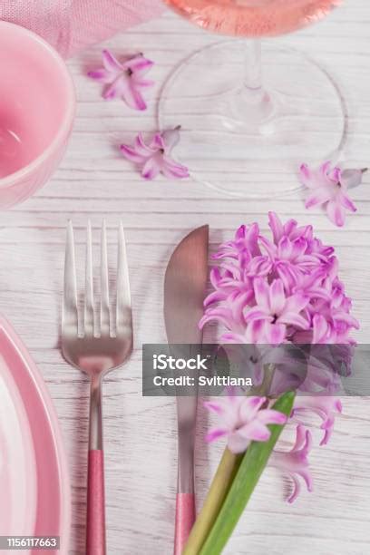 흰색 나무 배경에 보라색 히아신스 꽃과 린넨 냅킨과 장미 와인 유리핑크 소박한 장소 설정 개념에 대한 스톡 사진 및 기타 이미지 개념 그릇 기념일 Istock