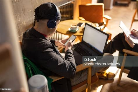 노트북으로 작업하는 도시 청년 커피 숍에서 스케치 패드에서 그리는 여성 20 24세에 대한 스톡 사진 및 기타 이미지 20