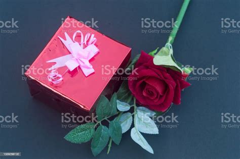 파란색 배경의 테이블에 리본이 달린 빨간 장미와 포장 된 선물 상자 높은 각도 보기 텍스트에 대한 공간 공간을 복사합니다 0명에 대한 스톡 사진 및 기타 이미지 Istock