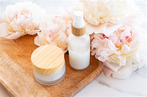 컨셉 스킨 케어 화장품 크림 및 세럼 세트 모란 꽃이있는 나무 쟁반에 흰색 대리석 배경에 서리가 내린 유리 병 회춘과 보습 0명에 대한 스톡 사진 및 기타 이미지 Istock