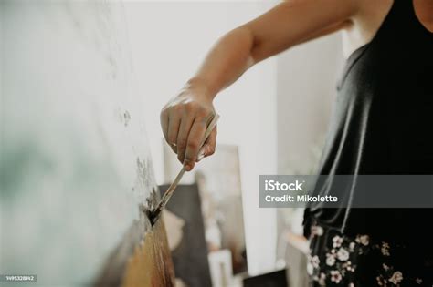 여성 그림 및 스튜디오 집 또는 집에서 붓 페인트 및 캔버스로 창의적인 예술 예술가의 손과 워크숍에서 디자인 재능을 가진 편안한