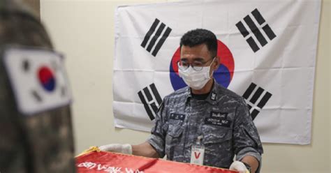 “6·25 형제 전사 최임락 일병 유해 70년 만에 조카 최호종 해군상사 직접 모셔”