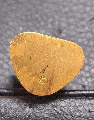 รูปหล่อหลวงปู่ทวด รุ่นสร้างเจดีย์ ปี2533 พิมพ์กลาง เนื้อทองคำ น้ำหนัก 32 36 กรัม สภาพสวยมาก