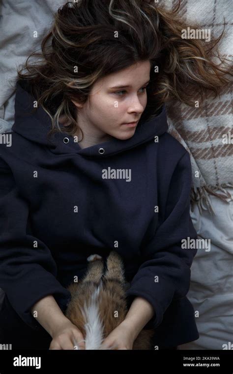 Das Mädchen Liegt Auf Dem Bett Und Hält Eine Katze Hochformat